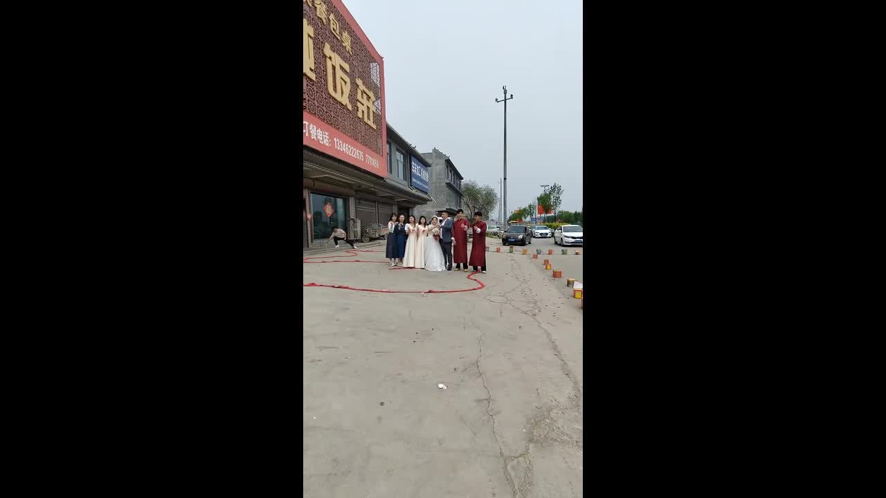 Wedding photo shoot goes wrong as smoke covers group in Shandong, China