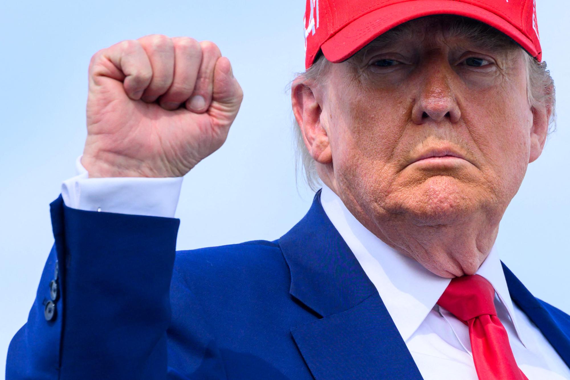 Iran : après les frappes américaines, le pari de la force de Trump ...