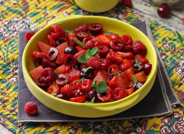 Salade de fruits rouges: fraise, framboise, cerise et pastèque ...