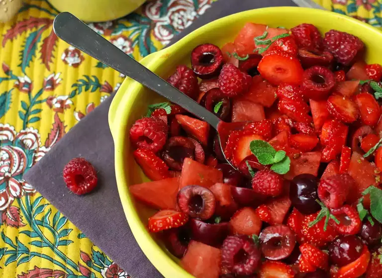 Salade de fruits rouges: fraise, framboise, cerise et pastèque ...