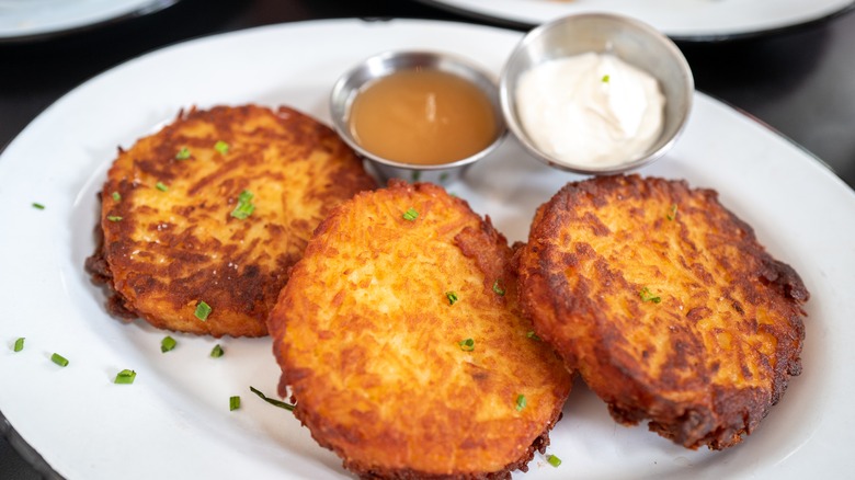 20 Foods You'll Commonly Find At A Jewish Deli
