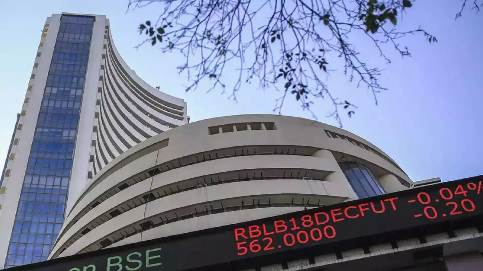 Why stock market is falling today? Key factors behind 900-point Sensex ...