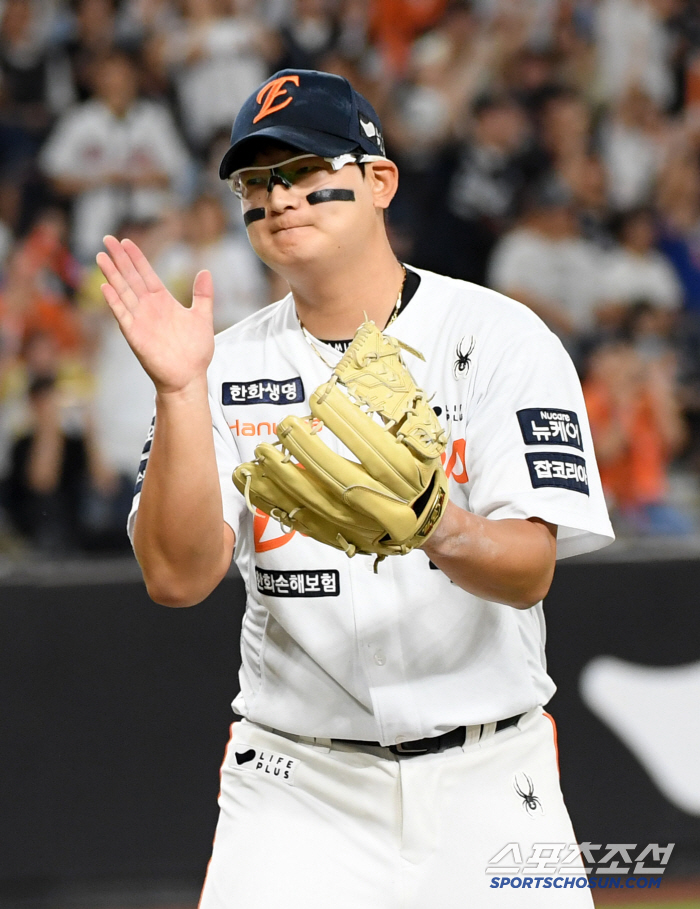 Beyond Hanwha's new finish, Seo-hyun, who stands tall as the KBO's top star, is honored as the ...
