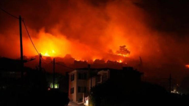 Großbrände: Beliebte Urlaubsinsel steht in Flammen