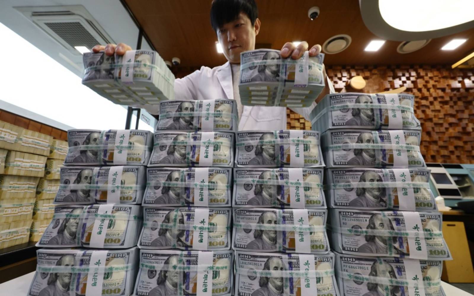 Dollar firmer as Venezuela raid hangs over sentiment