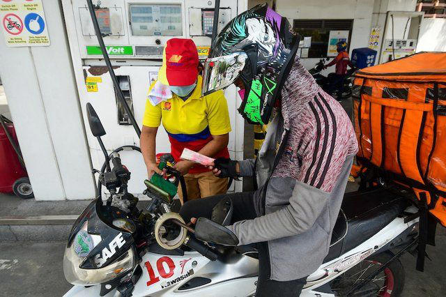 Philippines readies fuel subsidy program as oil prices soar