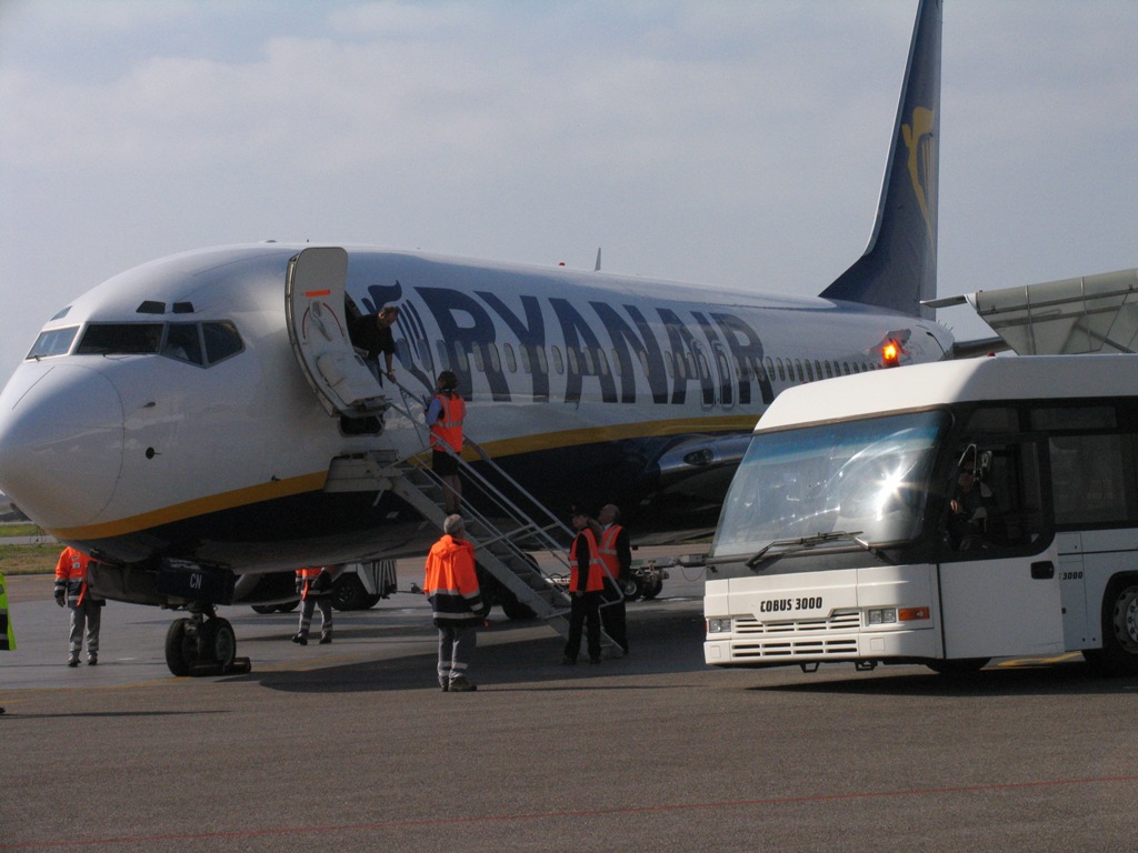 Trasporti, Ryanair celebra 5 milioni di passeggeri sulla rotta Lamezia ...