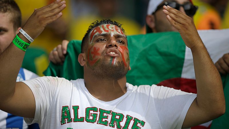 Algerian football players deal with intense heat as season ends