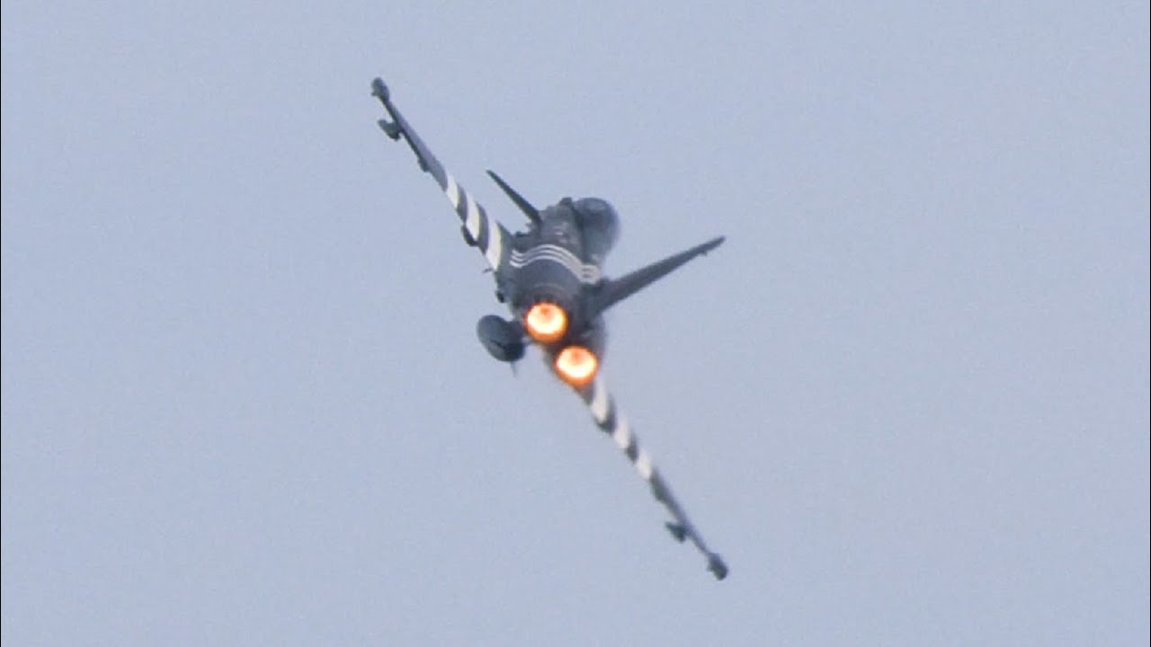 Watch the RAF Typhoon perform a stunning display at Bournemouth Air ...