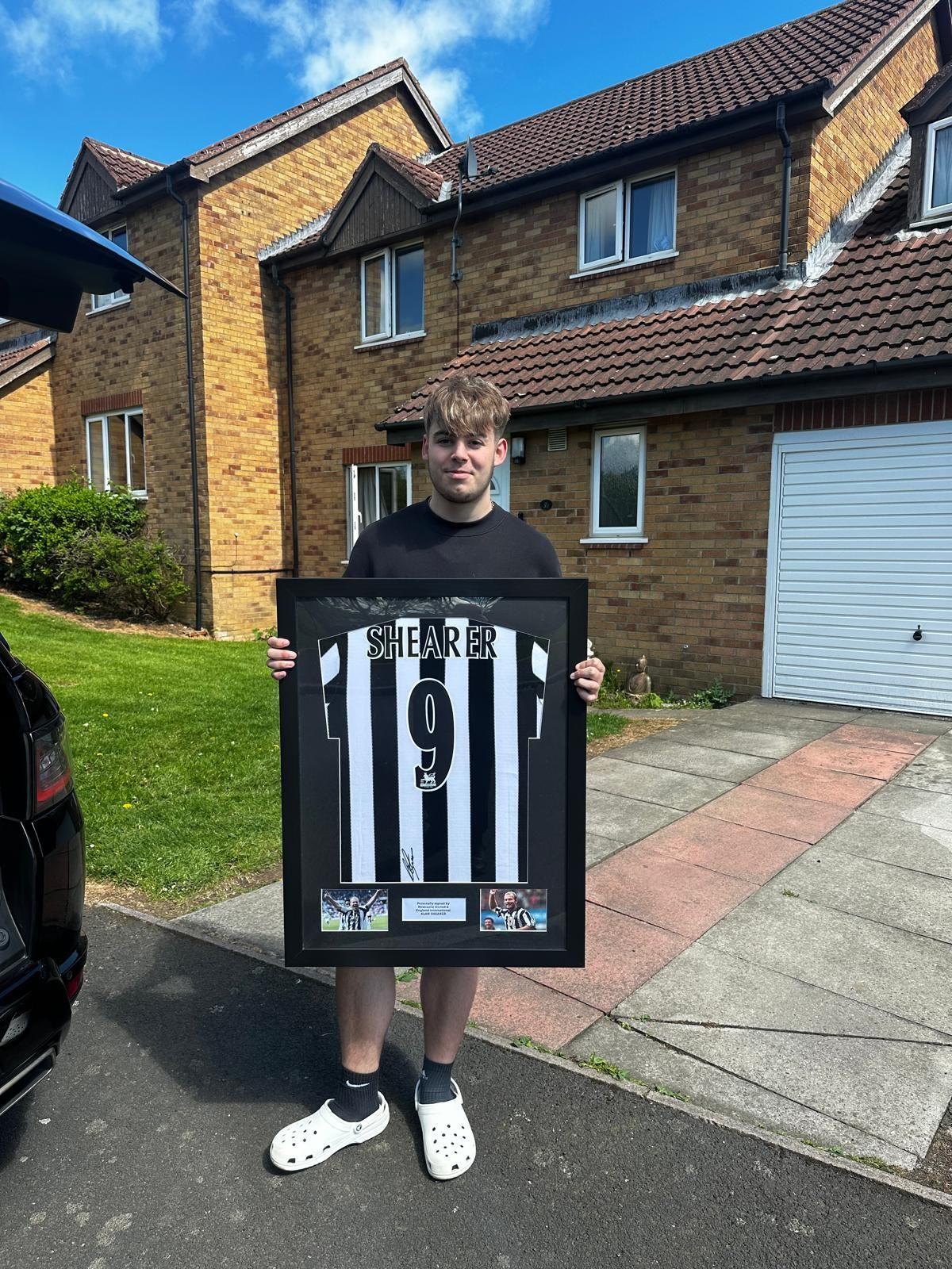 Lucky shirt moment: Insane Competitions winner takes to the stage with Sam Fender at St James' Park