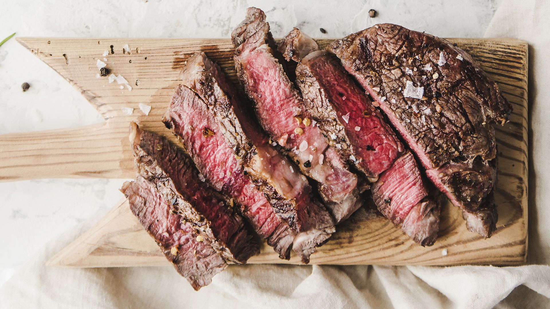 Sal común y sal en escamas: sus diferencias y cuándo y cómo usarlas