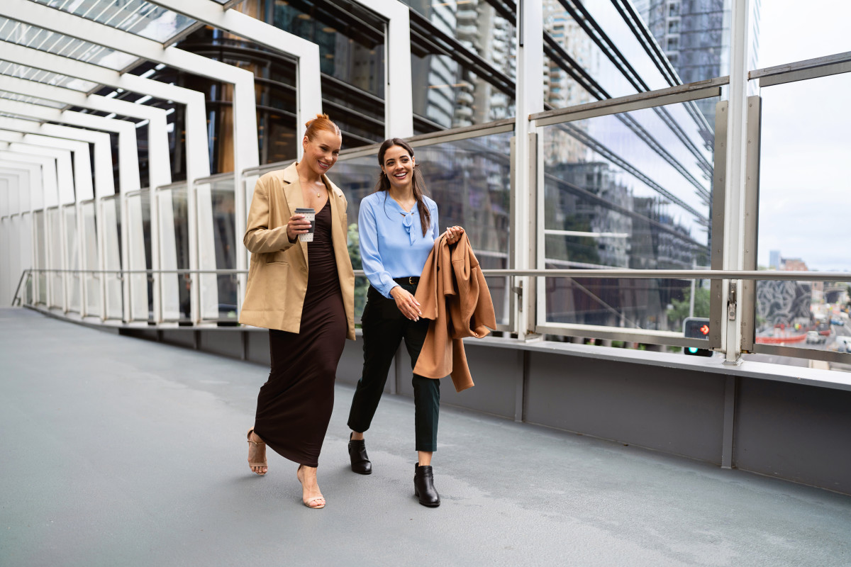 10 Things Classy Women Never, Ever Do in Public, According to an ...