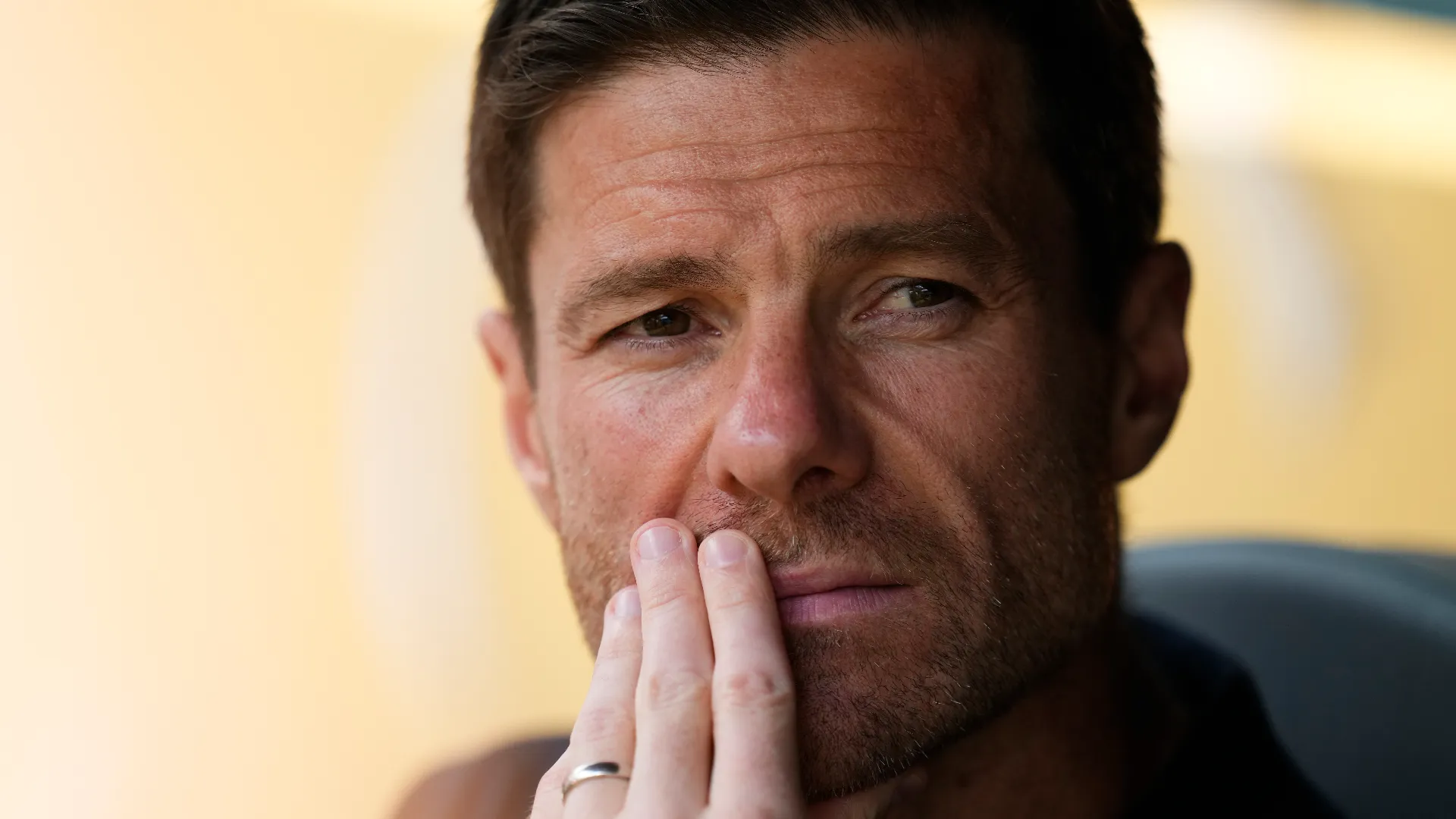 Keine Chance: Xabi Alonso versperrt dem FC Bayern München den Weg zum ...