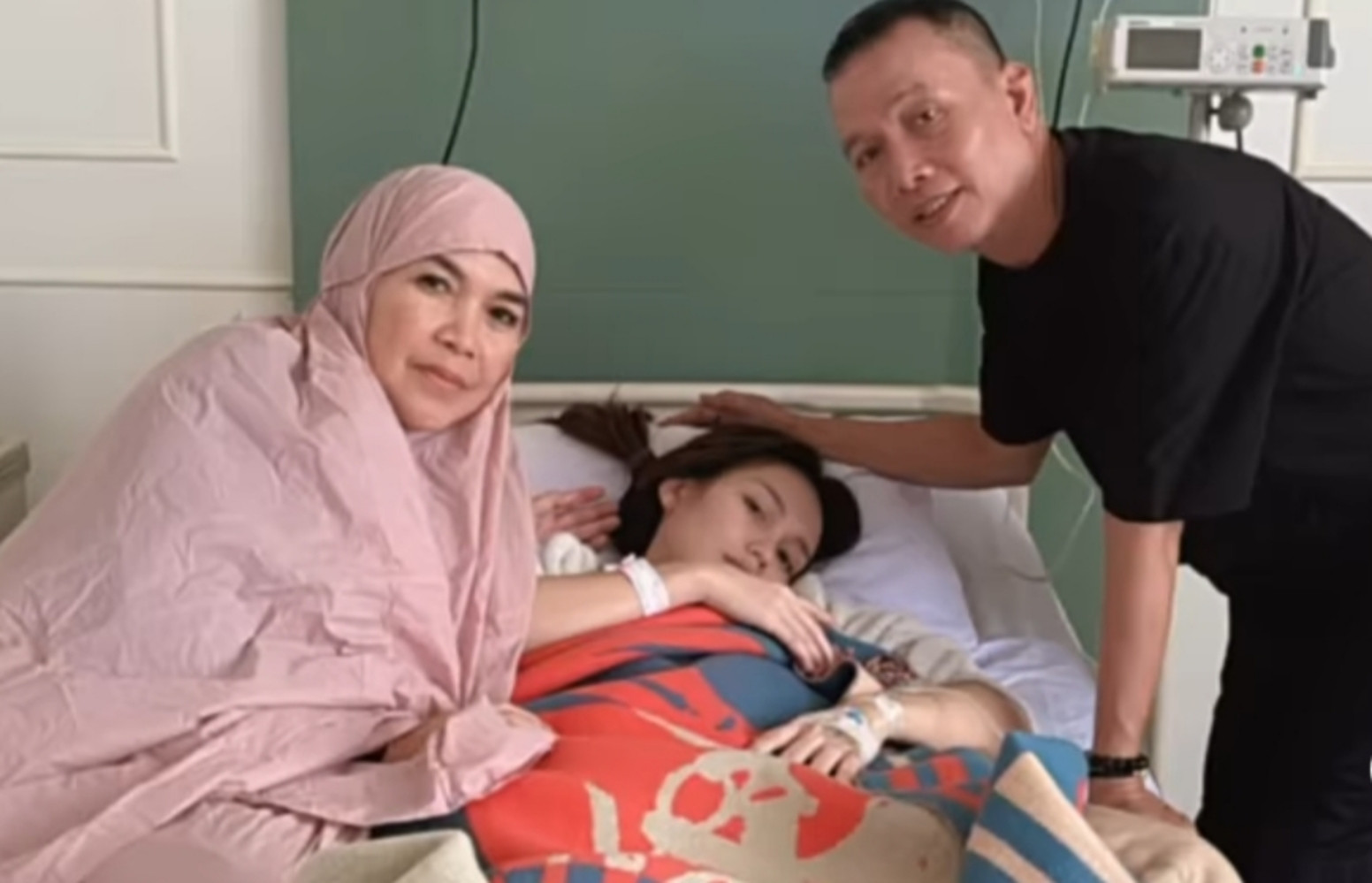 Ayu Ting Ting Dilarikan ke Rumah Sakit, Umi Kalsum: Mohon Doanya
