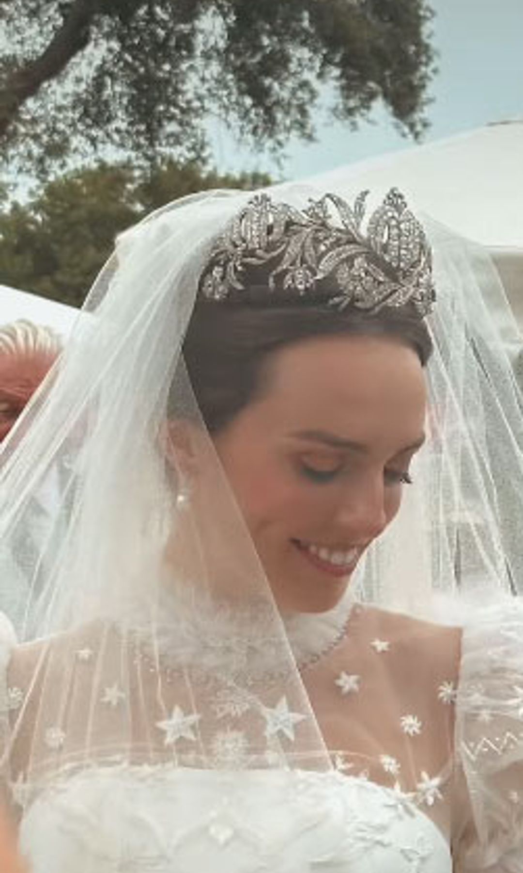 Los tres vestidos de novia de Lady Violet Manners al detalle: del ...