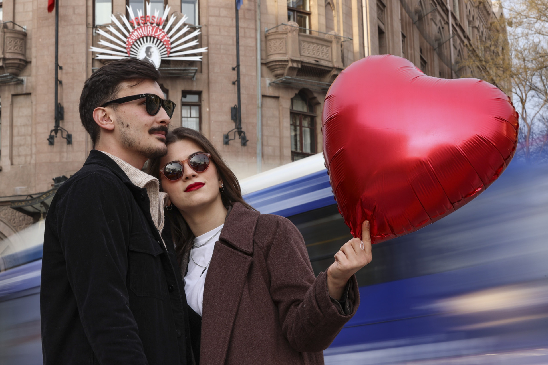 En couple = plus attirant ? La vérité