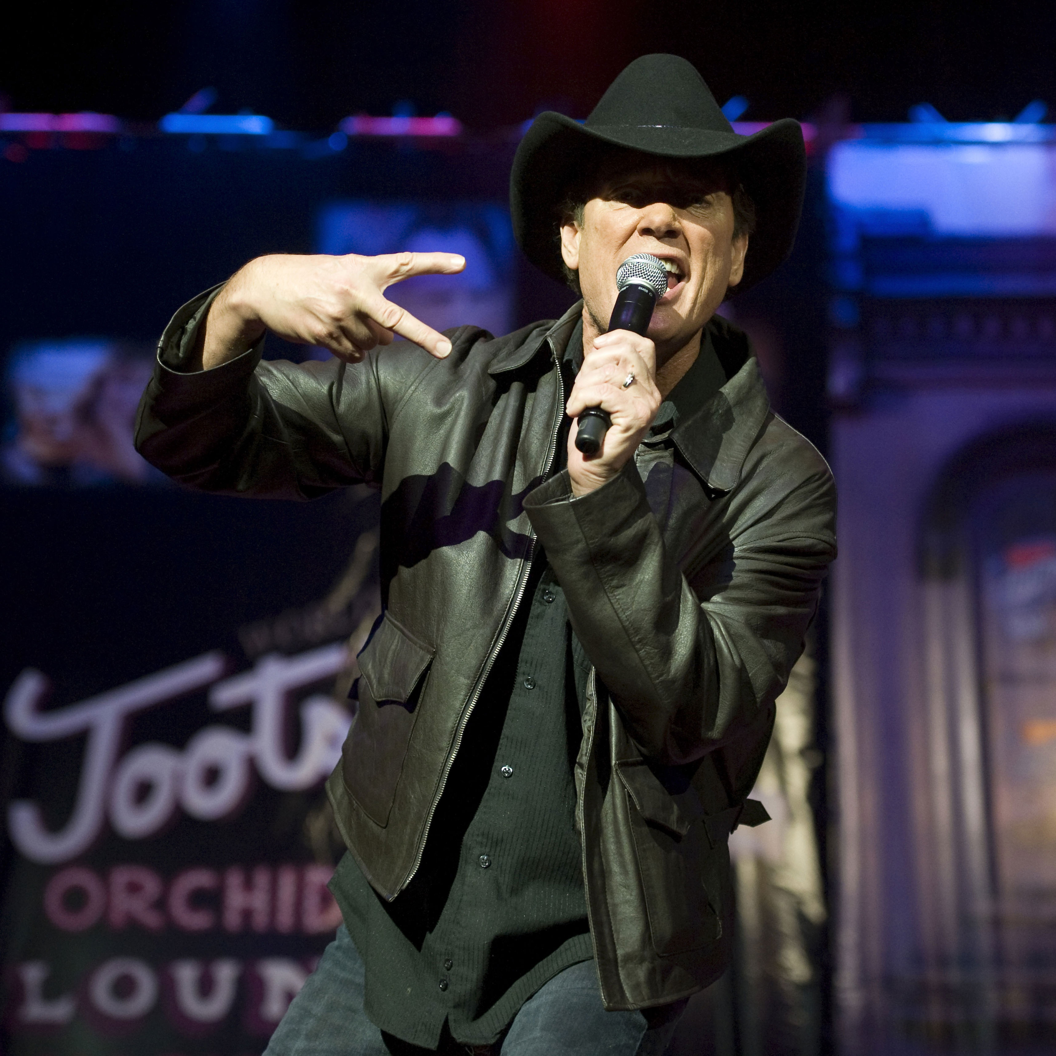 Country music icon rushed to hospital after frighteningly slurring his ...