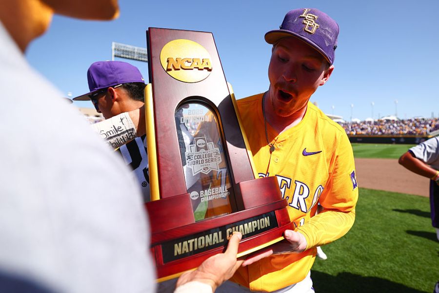 Video: LSU baseball players back in Baton Rouge after College World ...