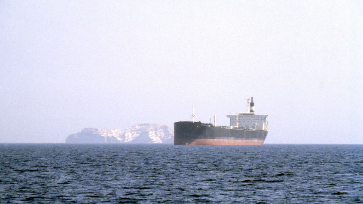 Ιράν: Υπό πυρά τα πλοία που διασχίζουν τα Στενά του Ορμούζ - «Μακριά ...