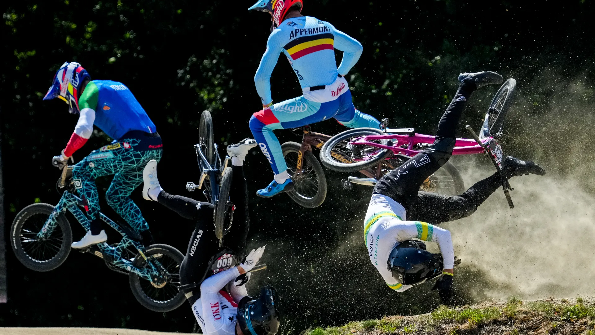 Vreselijke val tijdens het WK: foto's van het ongeluk