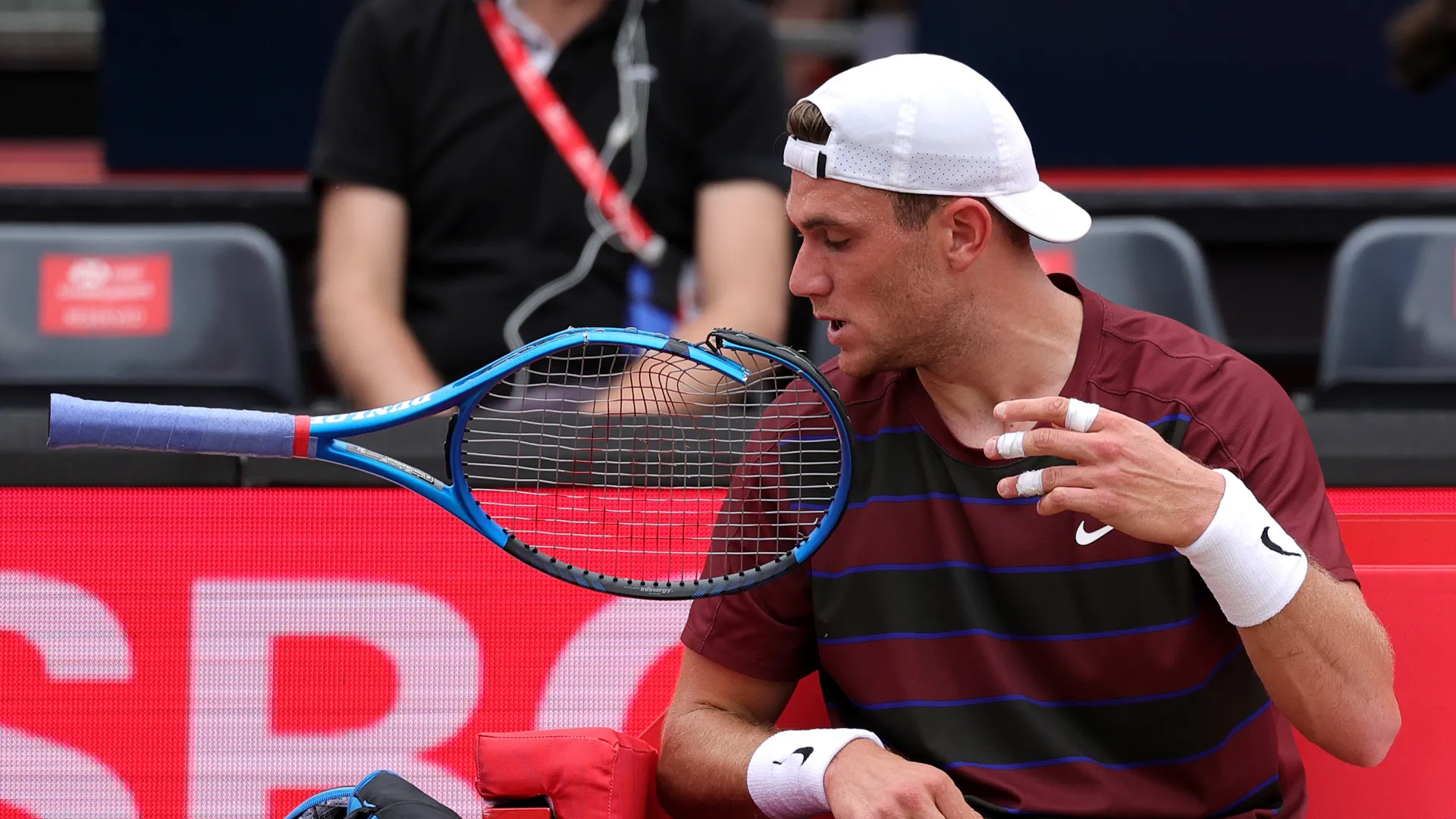 Vernietigt racket en reclameborden, woede-uitbarsting van de kampioen ...