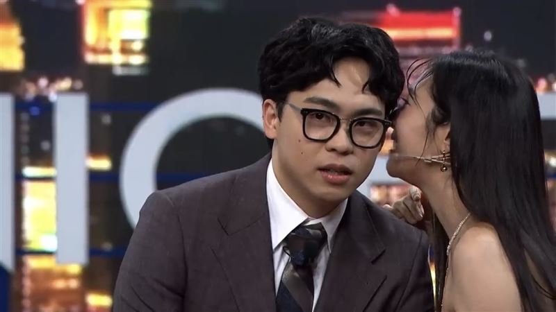 傳熱戀交往！Albee爆節目上貼賀瓏耳朵 開黃腔：「我想要你O死我」