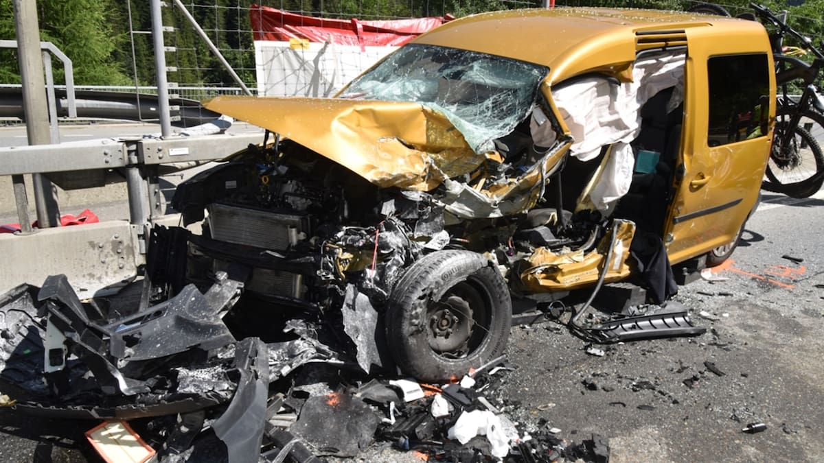 Zwei Rega-Helikopter im Einsatz: Frontalkollision auf A13 fordert ...