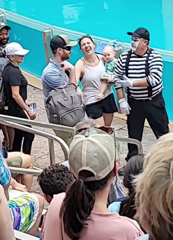 Mime publicly shames dad in front of wife carrying baby and heavy bag ...