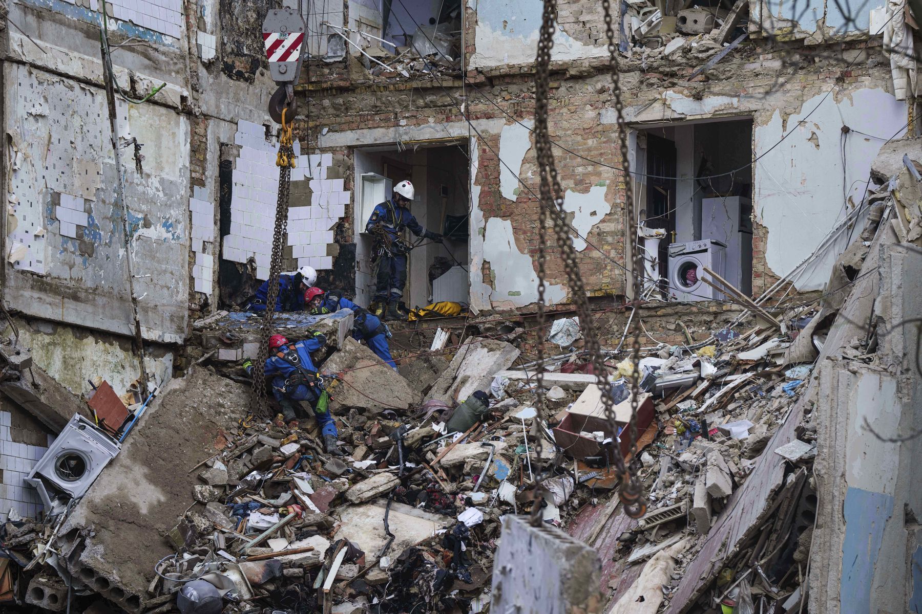 Night Tragedy in Kyiv: 5 Dead in Devastating Russian Strike