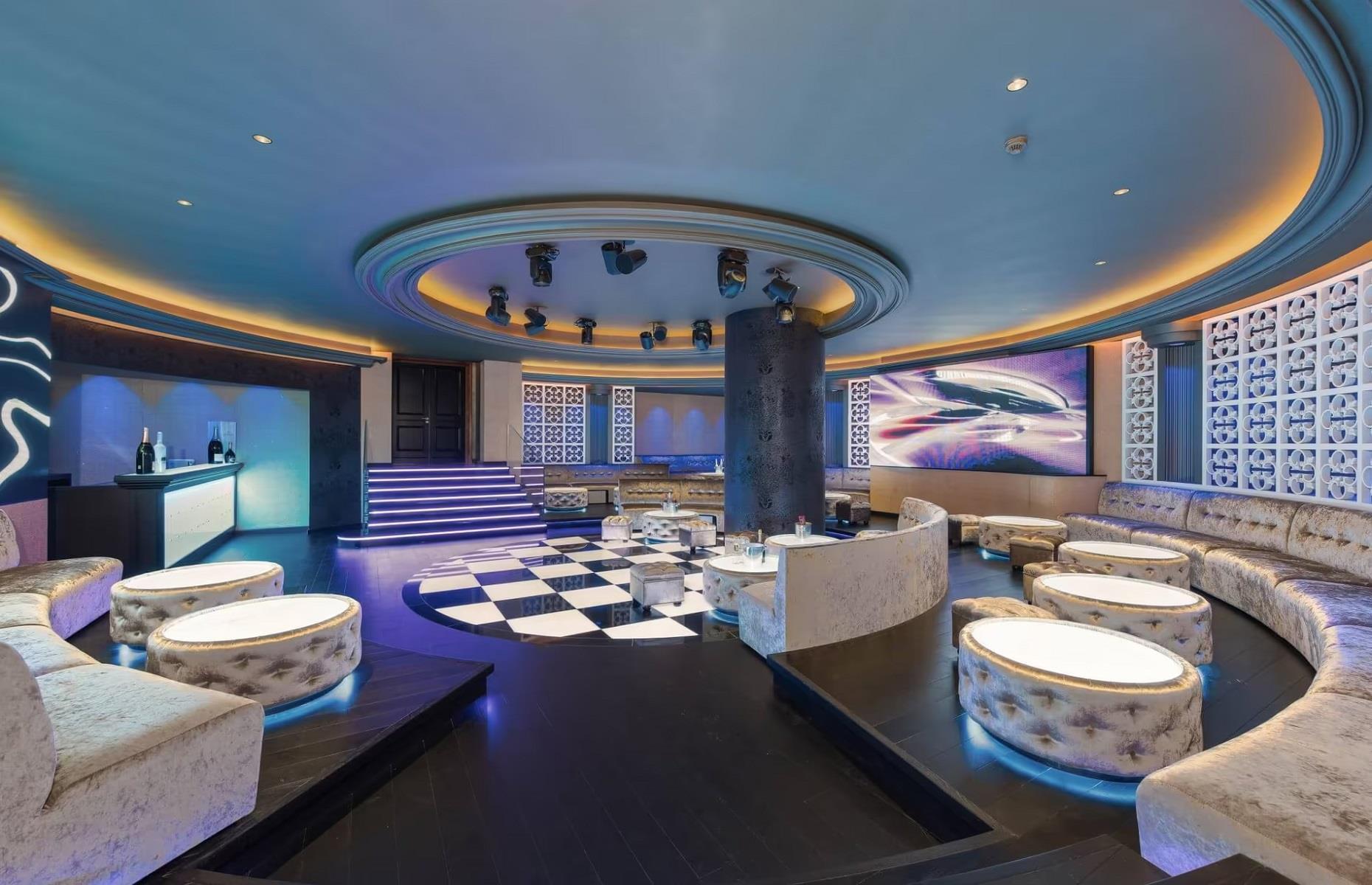 Step Inside 9 Perfect Party Mansions Made For Entertaining
