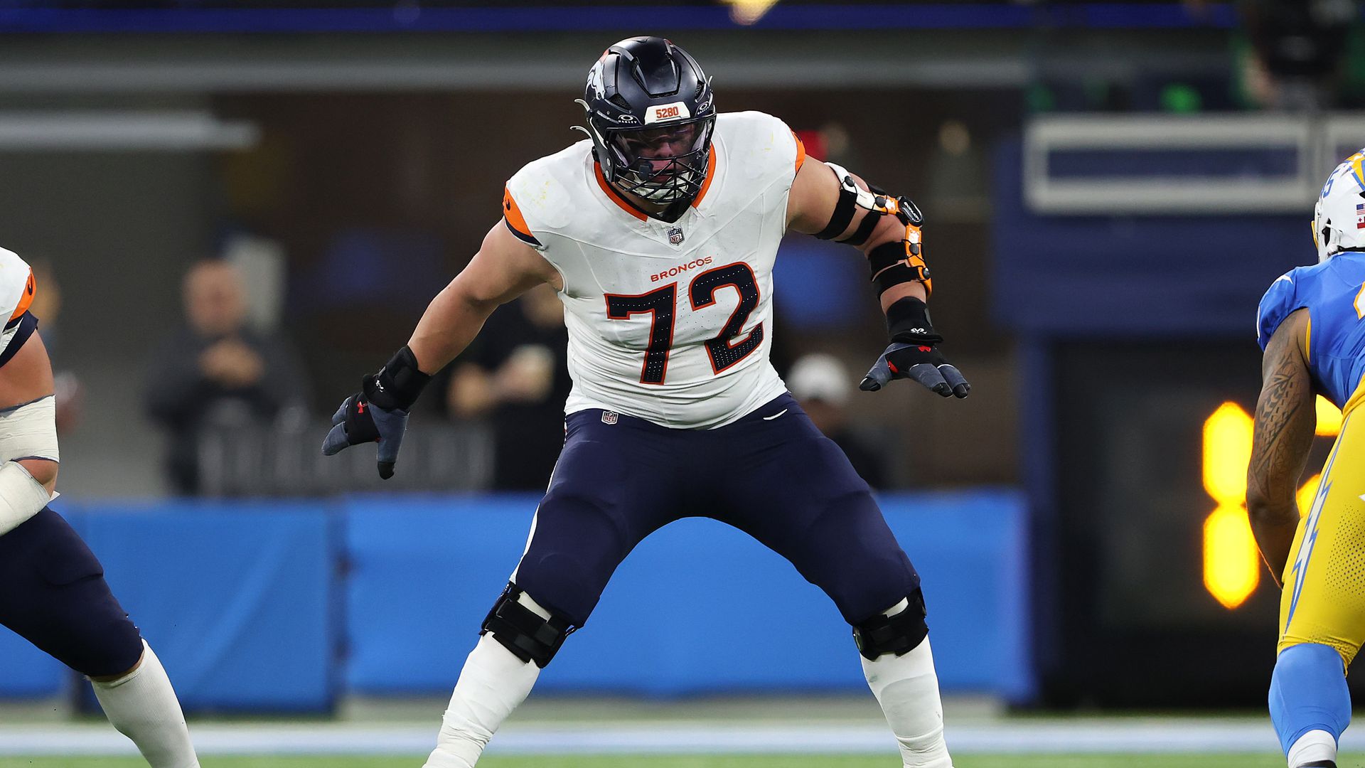 Badgers offensive line commit works out with All-Pro tackle