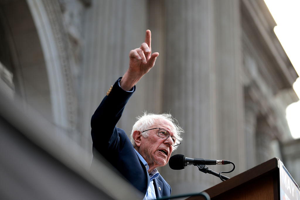 Video shows moment Bernie Sanders learned of U.S. strikes on Iran