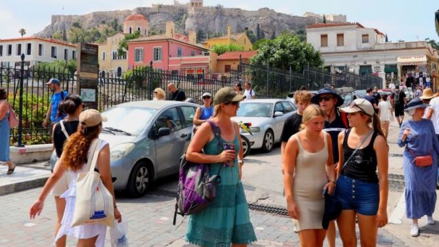 Αθήνα σε τουριστικό αδιέξοδο: Πώς η απεργία των ταξί και η μάχη με τα ...