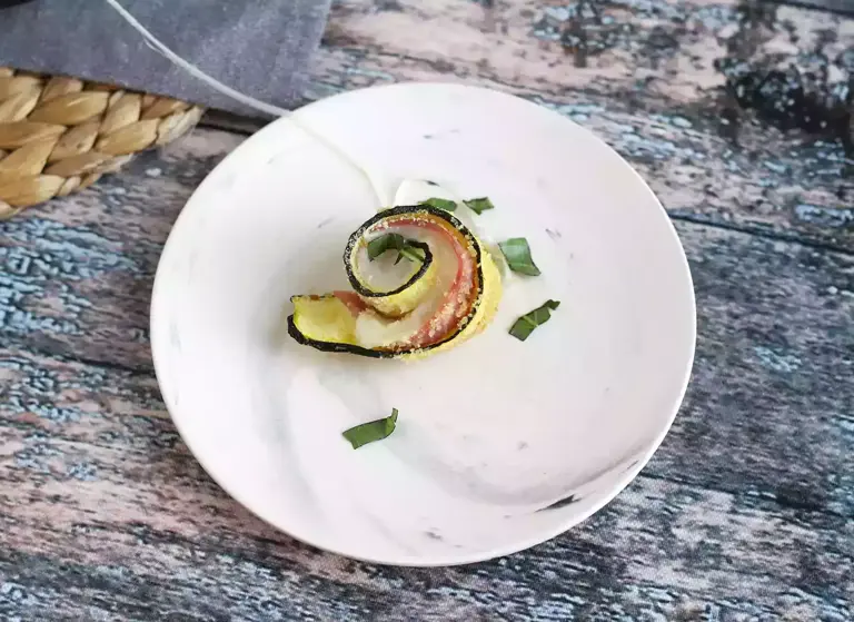 Baked zucchini rolls with ham and cheese!