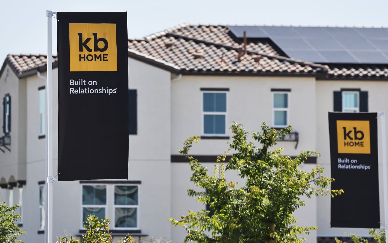 KB Home Cuts Outlook as Profit, Sales Fall