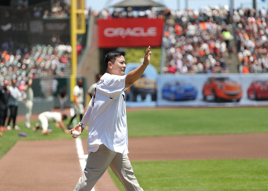 KBO 311홈런 레전드는 어떻게 ML 구장서 시구했나…"이정후 향한 응원, 한국야구 위상 높이고 있다"