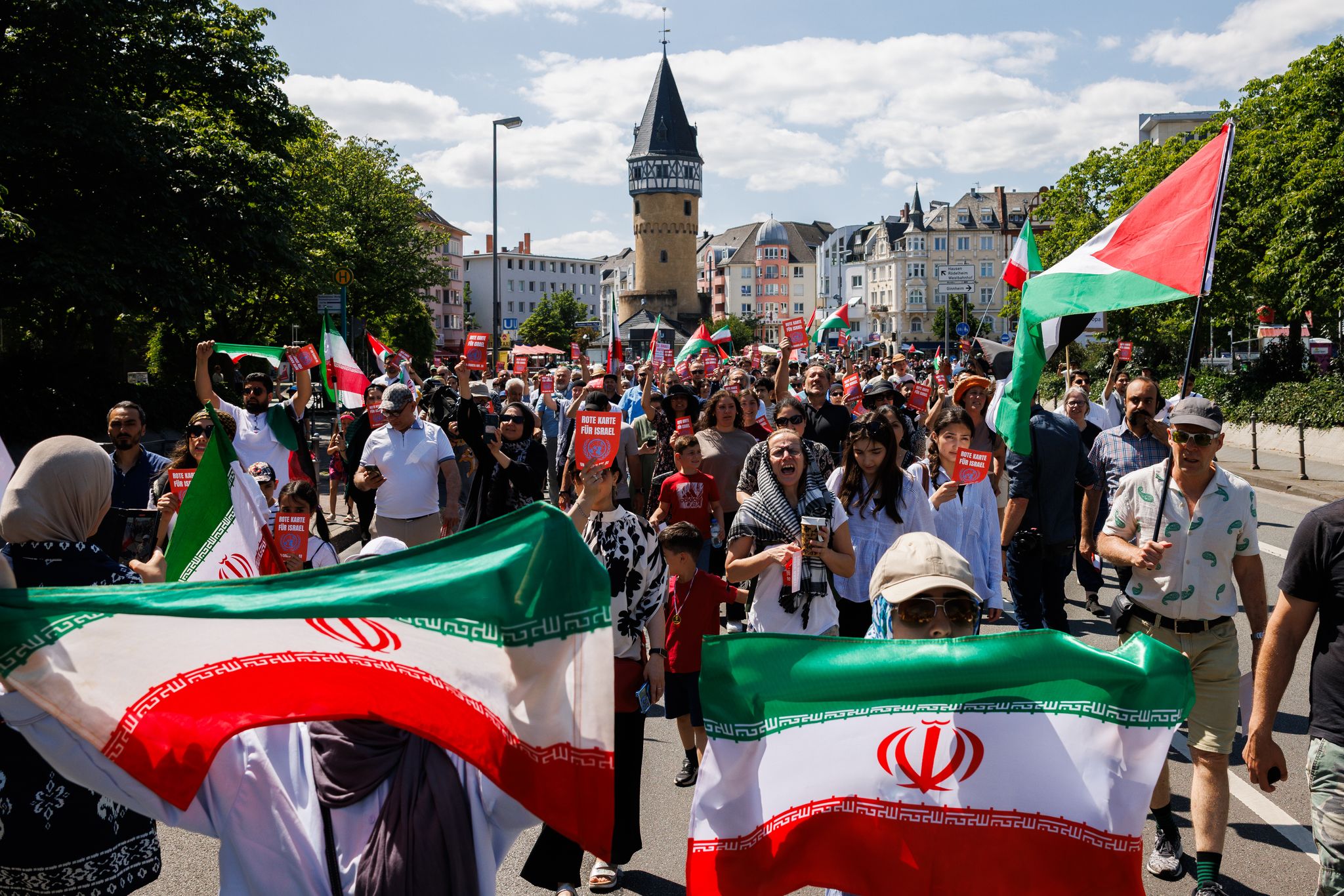 Nach Angriff auf Iran: Demo vor US-Konsulat in Frankfurt