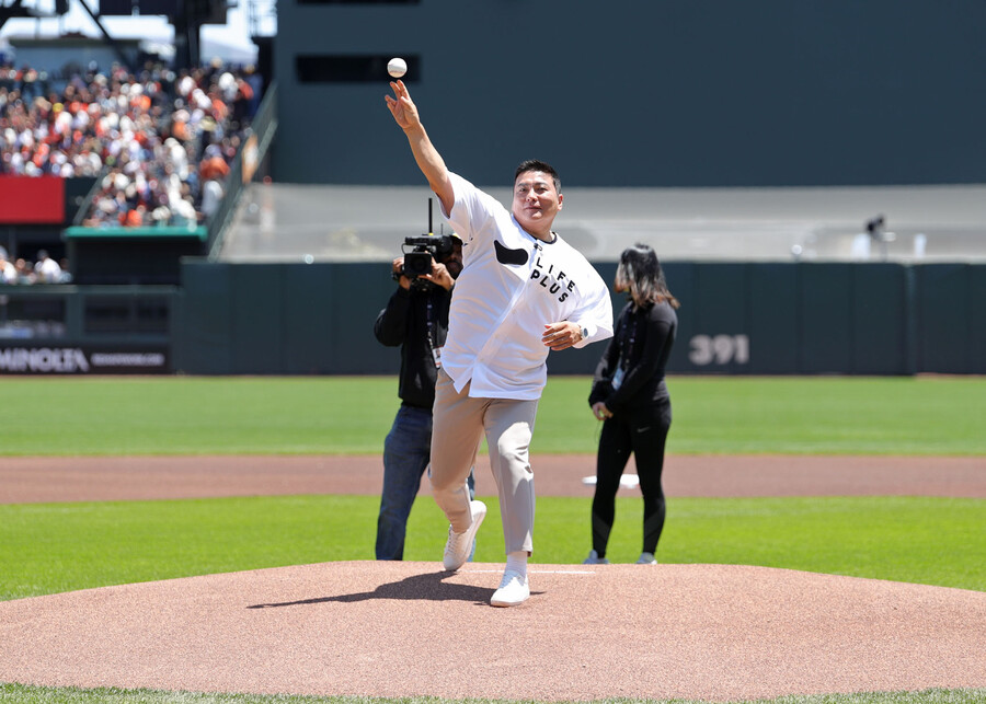 KBO 311홈런 레전드는 어떻게 ML 구장서 시구했나…"이정후 향한 응원, 한국야구 위상 높이고 있다"