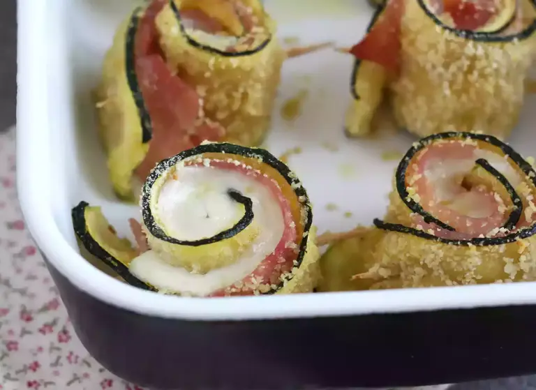 Baked zucchini rolls with ham and cheese!