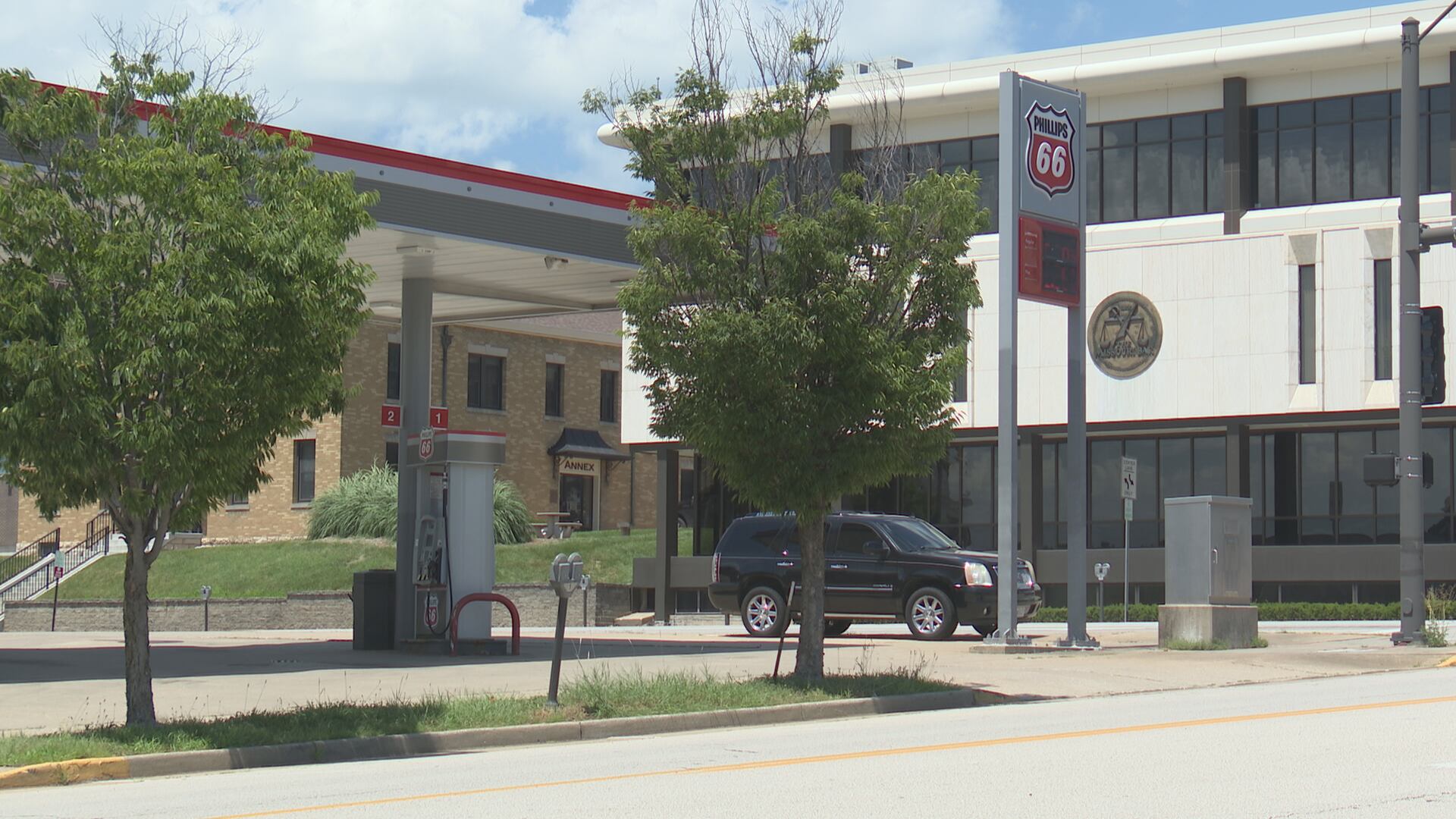 Missouri gas prices steady for now, but experts warn of possible ...