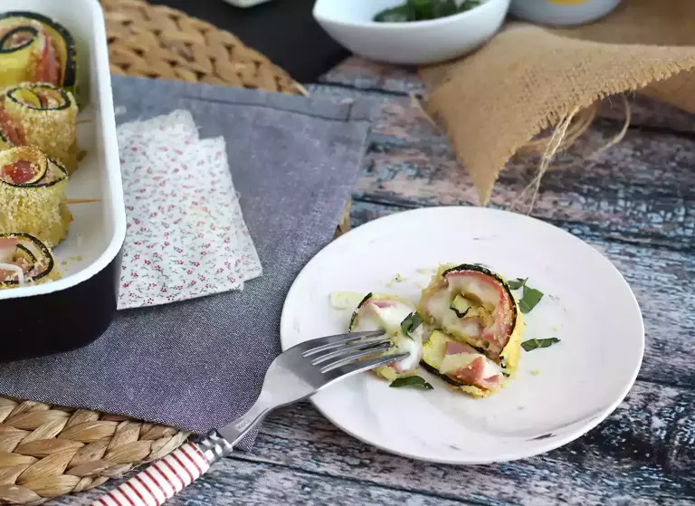 Baked zucchini rolls with ham and cheese!