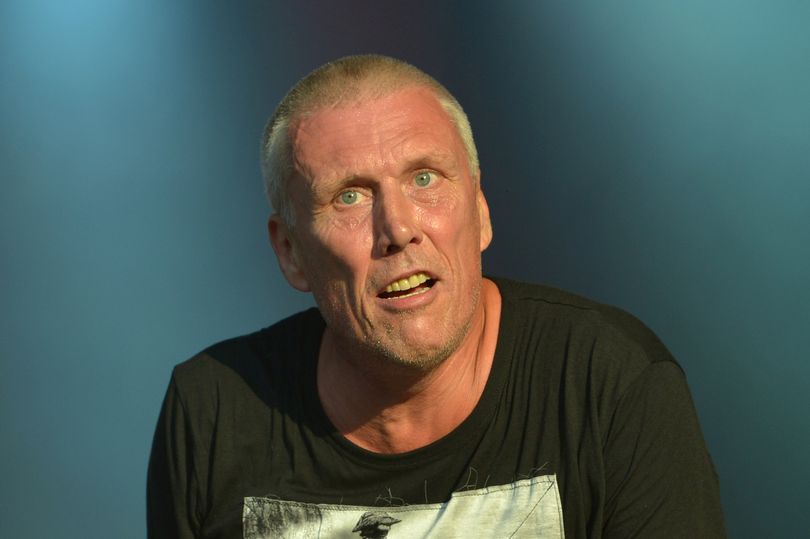 Bez scores nice "little earner" on Oasis tour