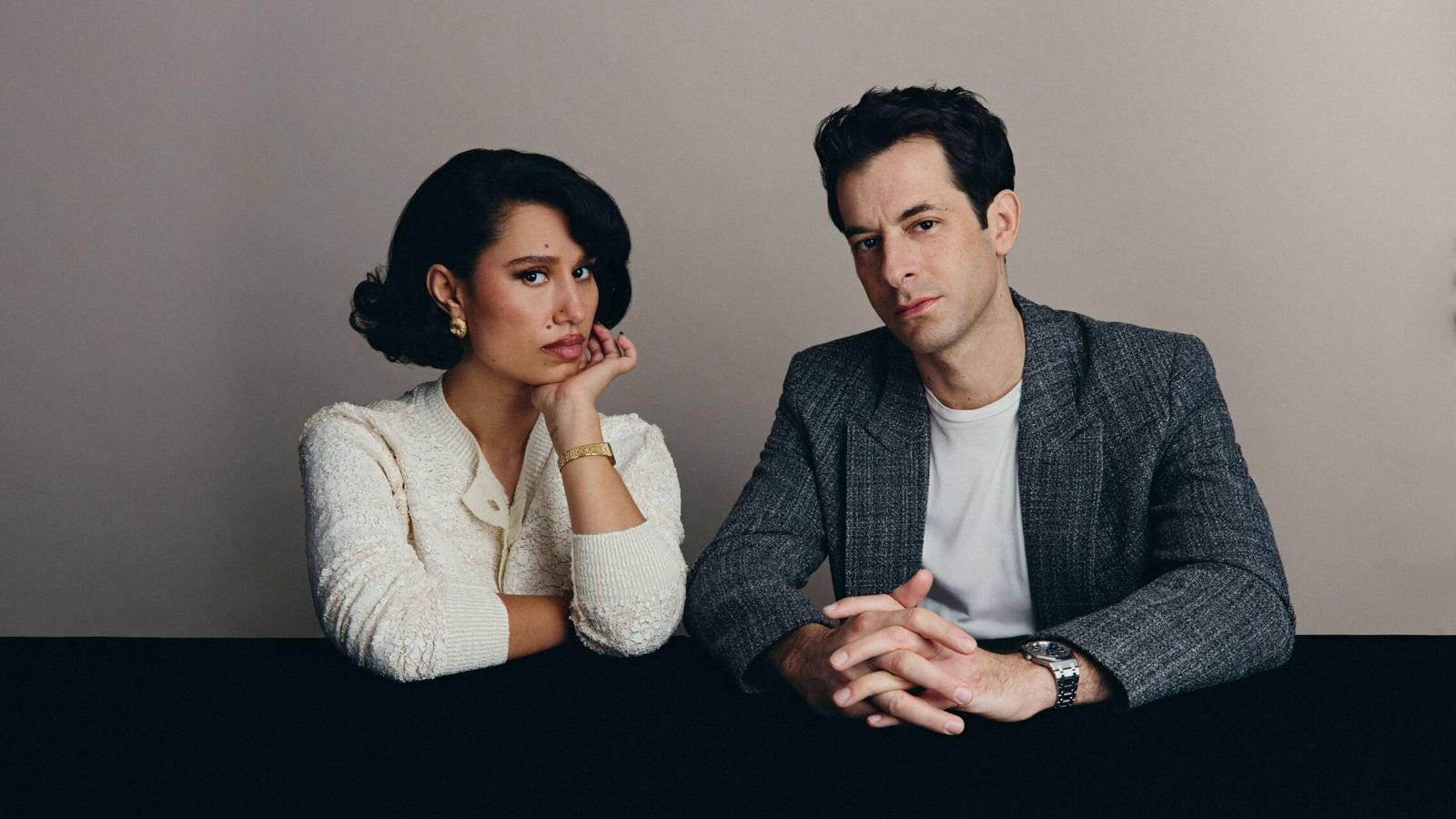 Mark Ronson y Raye transforman la pasión por la alta relojería en una ...