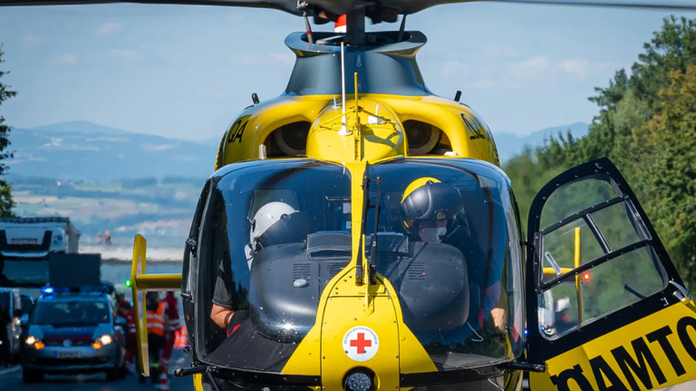 Mega-Stau nach Crash auf Autobahn mit Lkw und Autos