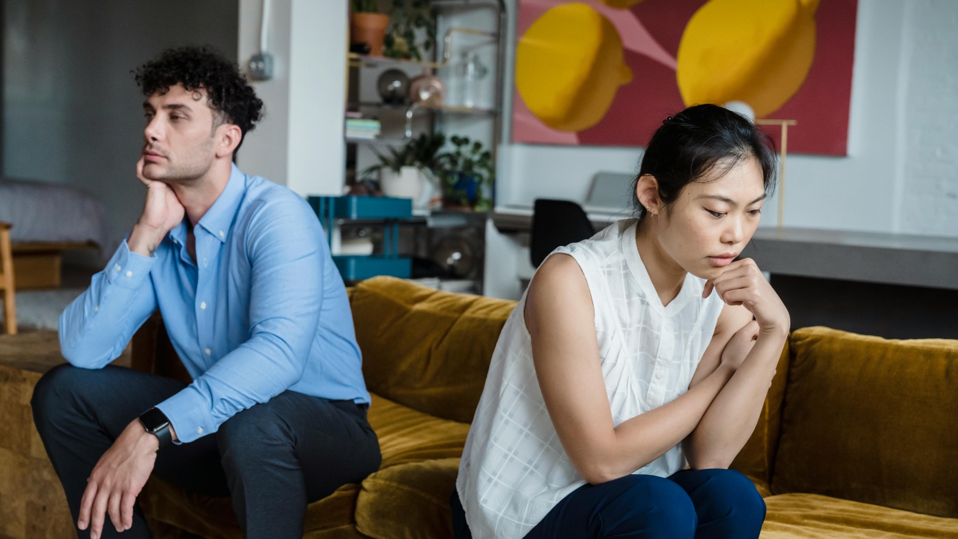 Signs Your Relationship Is Hanging by a Thread, According to This Therapist