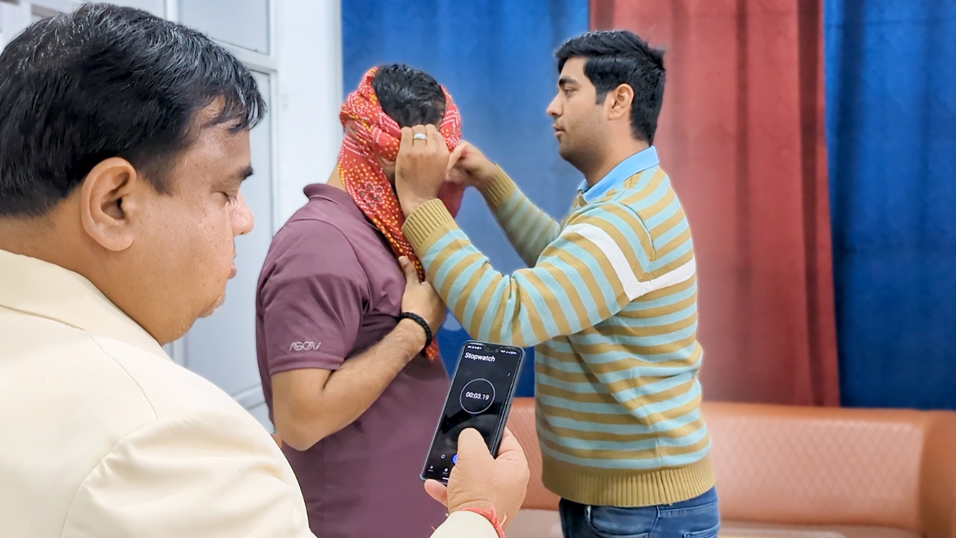 Un uomo stabilisce il record del tempo più veloce per annodare un turbante