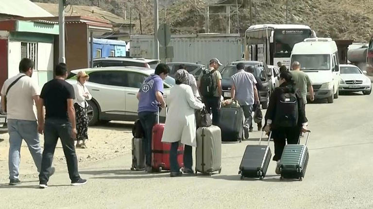 Auf der Flucht vor Luftangriffen suchen Iraner Zuflucht in Nachbarländern