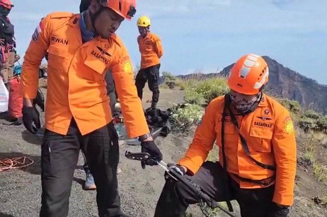 Indonesia rescuers try to reach Brazilian after fall at volcano