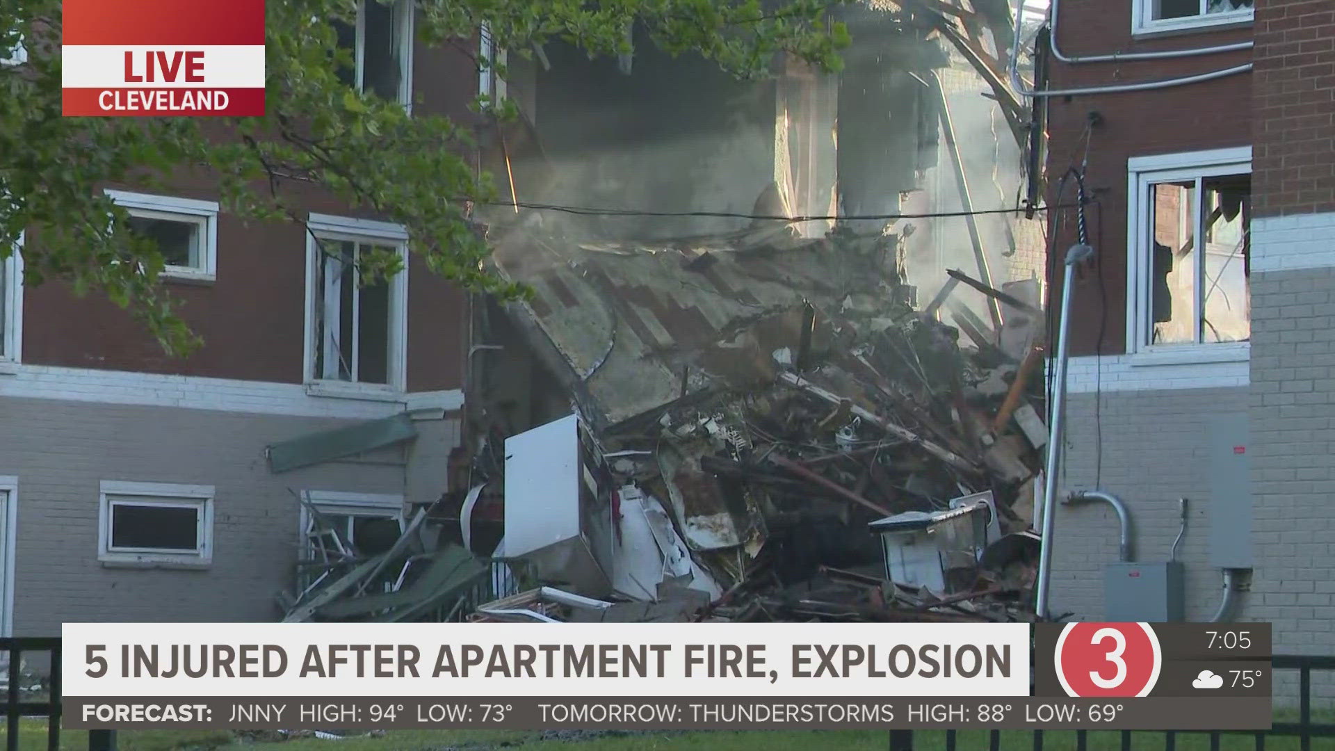 5 injured after explosion, fire rip through Cleveland apartment complex