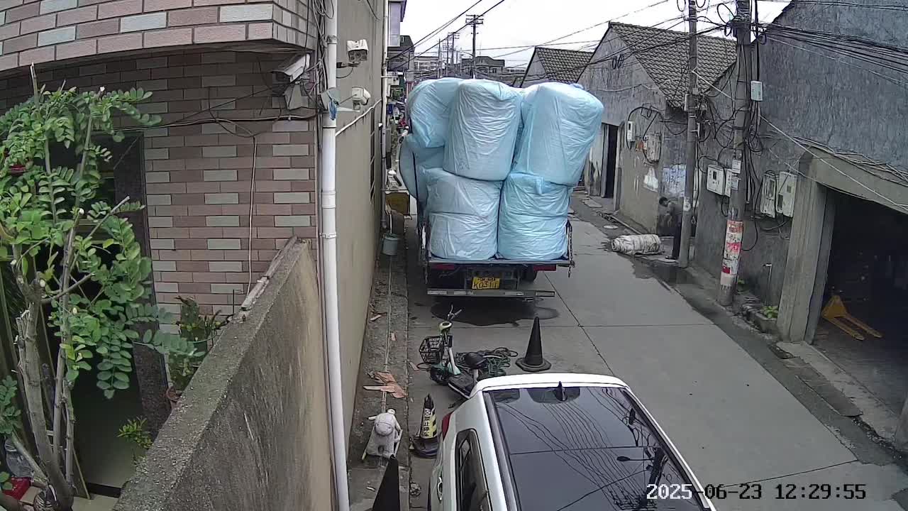 Mother and daughter on motorcycle knocked over by foam falling from truck